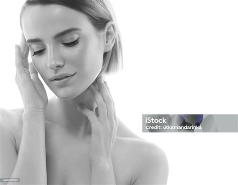 아름다움의 여자 얼굴 초상화입니다 아름 다운 모델 완벽 한 신선한 깨끗 한 피부를 가진 여자입니다 백인 흑인과 백인에 고립 건강관리와 의술에 대한 스톡 사진 및 기타 이미지