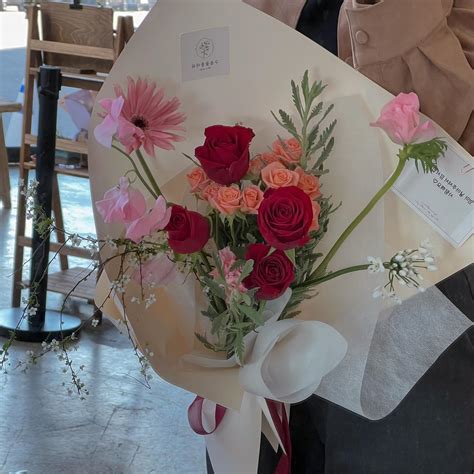 토이플라워스튜디오 화성꽃집 동탄2꽃집 영천동꽃집 동탄졸업식꽃다발 프로포즈 웨딩부케 플라워클래스 마침 있던 레드장미와 조화롭게♥️ 당일 급배송문의 주셨었는데 시간맞춰