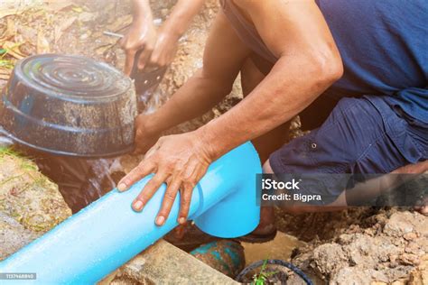 길가 배관공 작업 수리에서 구멍과 물 운동에 깨진 파이프 절단 톱과 바닥 토양에 보았다 물에 대한 스톡 사진 및 기타 이미지 물 개선 거리 Istock