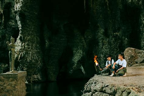 가벼운 고대의 교전 동굴 동상 듀오 랜드마크 모험 문화 유산 문화적 미스터리 미스터리한 바위 발견 방랑벽 사이트 소녀 소년 손전등 쌍둥이