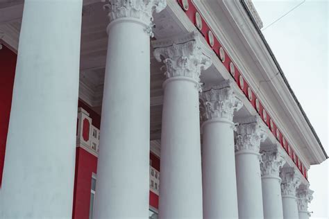 Дээшээ хар Дэлхийд цор ганц байгаа бүтээл Улсын Драмын Эрдмийн Театрын багана