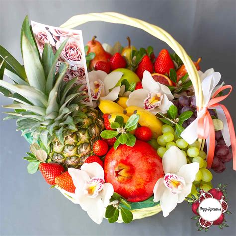 Фрукты орхидеи и клубника в корзине купить в Москве с доставкой недорого