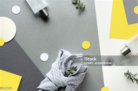 2021년 의 색상인 옐로우와 얼티밋 그레이를 일루미네이션 섬유 타월 후로시키 스타일로 싸여 있는 제로 폐기물 선물 두 개의 유리 자가 만든 향수 액체 병을 청소 향기로운