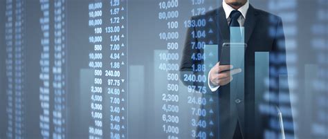 스마트폰 장치를 잡고 화면을 터치하는 손 증권 거래소 시장 개념 Brand Name Smart Phone에 대한 스톡 사진 및 기타 이미지 Brand Name Smart