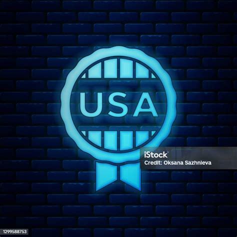 벽돌 벽 배경에 고립 된 별 아이콘과 빛나는 네온 메달 우승자 업적 기호 수상 메달 벡터 1위에 대한 스톡 벡터 아트 및 기타 이미지 Istock