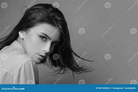 Modelo Sensual Chica Con Piel Suave Y Maquillaje Jovencita Alegre Y Hermosa Faena Femenina