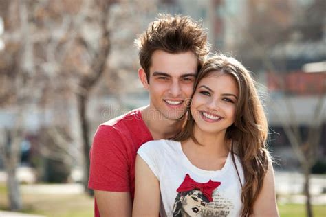 Portrait Dun Jeune Couple Dadolescents Heureux Photo Stock Image Du