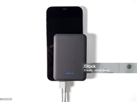 흰색 배경에 모바일 장치를 충전하기 위한 보조 배터리 전원 공급 장치가 있는 스마트폰 충전기 0명에 대한 스톡 사진 및 기타 이미지 Istock