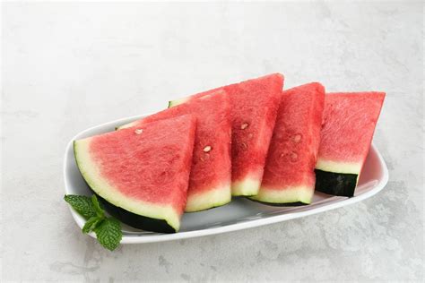 Khasiat Makan Semangka Memang Dahsyat Bikin Senjata Pria Tahan Lama Di Ranjang