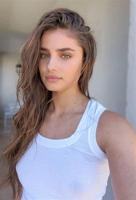 Taylor Hill Is A Stunner Scrolller