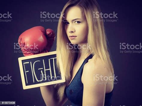 들고 싸움 서명 권투 글러브를 착용 하는 여자 검은색에 대한 스톡 사진 및 기타 이미지 검은색 권투 글러브 권투 스포츠