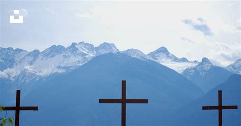산맥 앞의 세 개의 십자가 사진 Unsplash의 무료 키아벤나 이미지