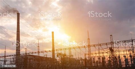 고전압 전기 전송 타워 전력선 및 변압기와 배전 전기 변전소 관세에 대한 스톡 사진 및 기타 이미지 관세 노랑 무역 Istock