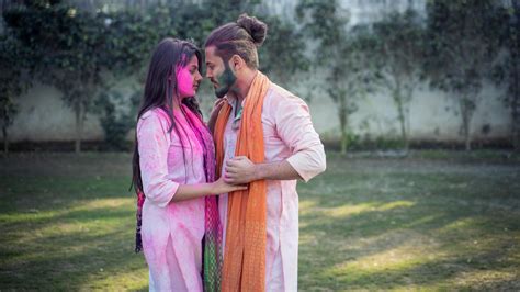 집 밖의 거룩한 축제 걱정 없는 계절 축제 공원 군중 긍정적인 껴안다 남아시아 모델 남아시아 배우 남아시아