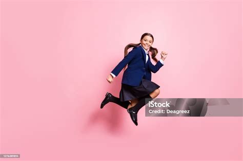 전체 길이의 몸 크기 보기 그녀의 좋은 매력적인 꽤 기쁘다 쾌활한 작은 소녀 점프 실행 러쉬 첫 번째 레슨 을 통해 분리 핑크 파스텔 색상 배경 갈색 머리에 대한 스톡 사진