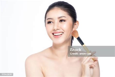 깨끗 한 신선한 피부와 아름 다운 젊은 아시아 여자 짧은 머리입니다 얼굴 관리 얼굴 치료 화장품 아름다움과 건강한 피부와 화장품 아이디어 개념 건강한 생활방식에 대한 스톡