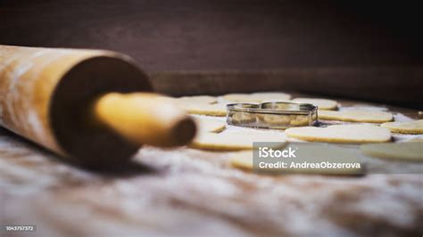 크리스마스 굽기입니다 진저 비스킷 만들기 쿠키 반죽 쿠키 커터와 부엌 카운터에 롤링 핀 Comfort Food에 대한 스톡 사진 및 기타 이미지 Istock