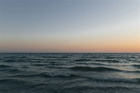 경치 경치가 좋은 고요한 광활한 구름 그림 같은 달래는 물 물이 있는 경치 바다 바다 경치 바다의 반사 분위기 블루 생생한 손을 흔들다 수평선