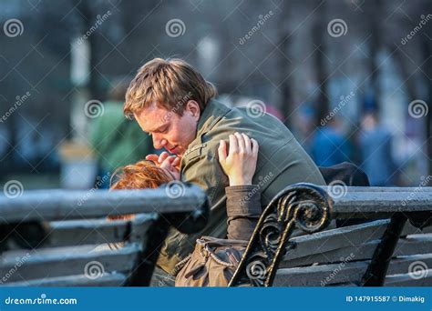 Pares Novos No Amor Que Senta Se No Banco No Parque Beijo Rom Ntico De