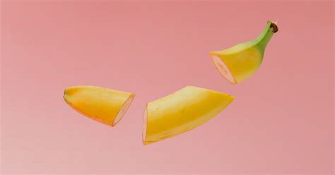 바나나는 파스텔 핑크 배경에 얇게 썬다 최소한의 과일 개념 사진 Unsplash의 예술 이미지