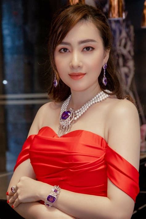 တန်ဖိုးကြီး လက်ဝတ်ရတနာတွေနဲ့ ကျက်သရေရှိပြီး ကြွေရက်စရာကောင်းလောက်အောင် လှပချောမောနေတဲ့ ယုသန္တာတင