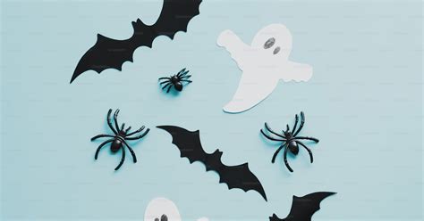 으스스한 악령과 파란색 배경에 마녀 냄비 평평한 누워 평면도 거미 종이 유령 박쥐 사진 Unsplash의 유령 이미지