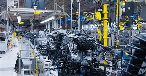 자동차의 내부 구조 현대 자동차 생산 라인 자동화 된 생산 설비 새로운 현대 자동차의 조립을 위해 쇼핑하십시오 공장의 조립 라인에서 자동차 조립 방법 사진