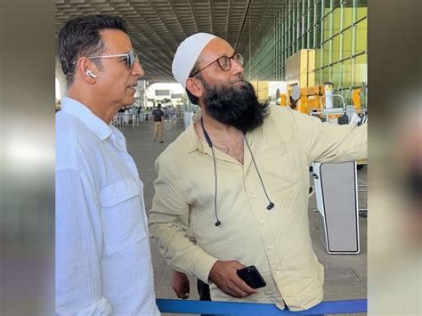A Selfie Stop For Akshay Kumar Before His Flight