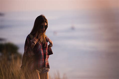 젊은 유행 Hipster 여자 산에서 산책 귀여운 최신 유행 옷을 입고의 여름 맑은 라이프 스타일 패션 초상화 주말 즐길 웃 배낭 여행 배경에 멋진 바다 전망 여자에 대한