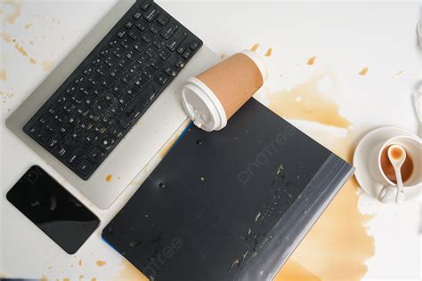커피를 쏟은 데스크탑 사진 배경 데스크탑 장면 커피 엎지름 사무실 데스크탑 배경 일러스트 및 사진 무료 다운로드 Pngtree