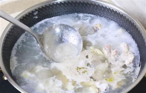 煮肉时的浮沫，是脏东西还是营养？很多人没搞懂，难怪肉腥汤不鲜东方养生频道东方养生