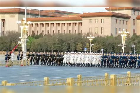 月日举国欢庆的日子北京天安门震撼升起国旗欢迎航天英雄凯旋 天安门 国旗 航天
