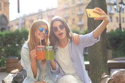 두 명의 웃는 친구가 함께 주말을 즐기고 도시 배경에서 셀카를 만듭니다 관광에 대한 스톡 사진 및 기타 이미지 관광 관광객 귀여운 Istock