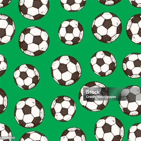 벡터 손으로 그려진 축구공의 완벽 한 패턴 녹색 배경에 고립 축구 술집에 대 한 그래픽 텍스처입니다 웹 포스터 파티 초대 또는 보고에 대 한 술집에서 스포츠 경기 가죽에