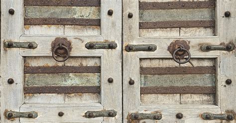 거친 건축 건축 세부 게이트 골동품 구식 금속 금속 가공 나무 나뭇결 낡은 녹슨 다리미 디자인 러스틱