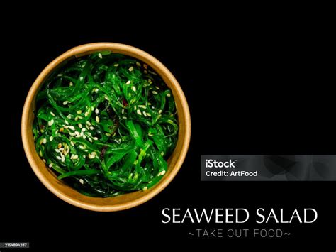 히야시 미역 추카 샐러드는 검은 배경에 고립 된 배달 상자에 제공됩니다 텍스트와 복사 공간이 있는 준비된 광고 배너 참깨를 곁들인 일본식 해초 샐러드 스시 바에 대한 스톡