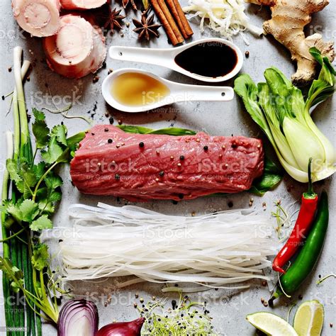 회색 배경에 베트남 어 포 보 수프에 제품의 레이아웃 허브 고기 쌀 국수 국물을 곁들인 베트남 전통 포 보 수프 건강한 식생활에 대한 스톡 사진 및 기타 이미지 Istock