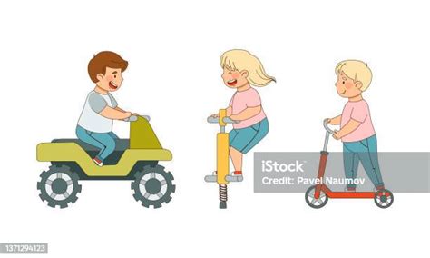 작은 소년 과 소녀 운전 킥 스쿠터 와 자동차 즐기는 야외 활동 벡터 일러스트 레이션 세트 명랑한에 대한 스톡 벡터 아트 및