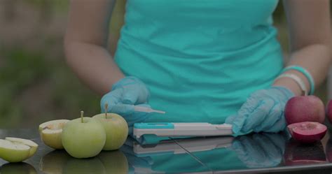 생물학자 또는 농업학자는 휴대용 디지털 장치에 의해 사과의 산도를 측정합니다 Dna에 대한 스톡 사진 및 기타 이미지 Dna Stem 주제 건강관리와 의술 Istock