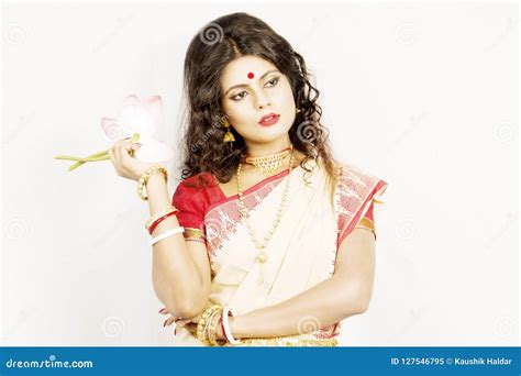 Sch Nes Indisches Weibliches Modell Im Indischen Saree Stockbild Bild Von Erwachsener Dame