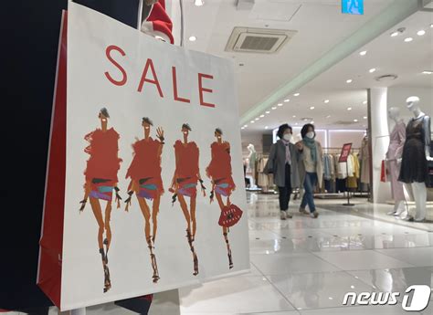 백화점 정기 세일 돌입 위축된 소비심리 살아날까