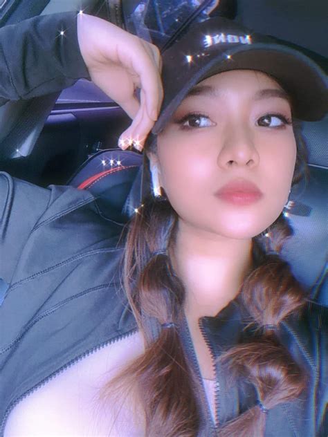 ကလေးတစ်ယောက်လို ချစ်စဖွယ်မျက်နှာလေးနဲ့ ခပ်လန်းလန်းလေးရိုက်ထားတဲ့ အက်ရှင်မင်းသမီးချောလေး ယဉ်လက