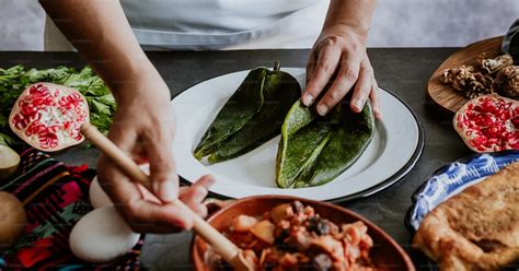 Poblano 칠리와 재료로 칠레 En Nogada 레시피를 요리하는 멕시코 여성 푸에블라 멕시코의 전통 요리 사진