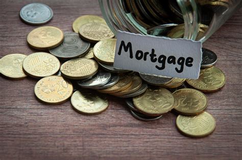 동전과 나무 테이블 배경으로 찢어진 종이에 모기지 텍스트 모기지 개념 0명에 대한 스톡 사진 및 기타 이미지 0명 5 센트 경제 Istock