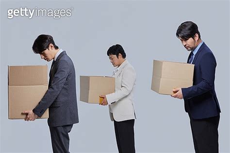 비즈니스 주제 정장 슈트 사직 고용문제 사회이슈 주제 실업 고용문제 권고사직 이미지 Jv13478372 게티이미지뱅크