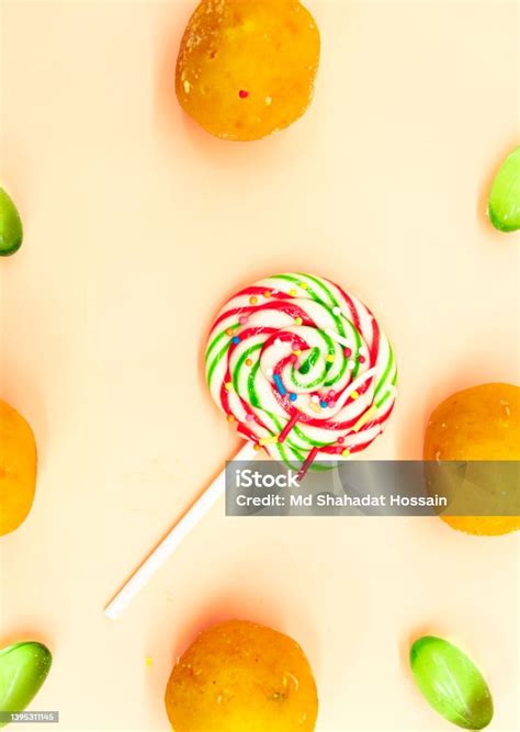 Fotografii De Stoc Cu Bomboane Acadele Izolate Pe Fundal Colorat Vedere