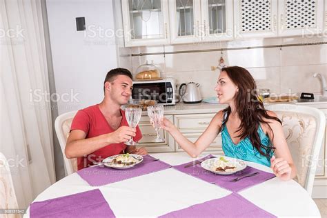 젊은 커플입니다 Toasting 먹기 전에 식사 발허리뼈와 2명에 대한 스톡 사진 및 기타 이미지 2명 가정 생활 가정 주방 Istock