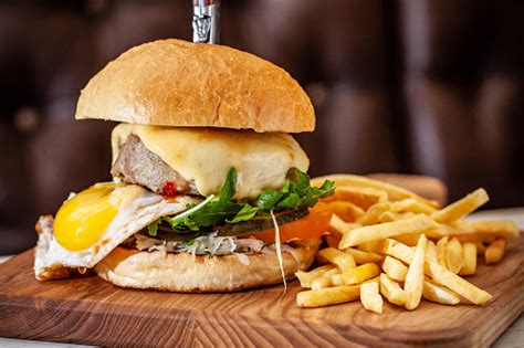 길거리 음식의 개념입니다 미국의 햄버거는 육즙 고기 패티 샐러드 토마토와 햄버거에 대 한 칼으로 란 공간 복사 거리에 대한 스톡 사진 및 기타 이미지 Istock