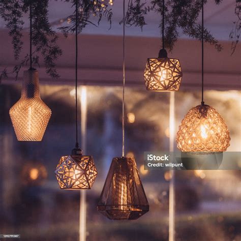 정사각형 이미지 황혼에 함께 매달려있는 다양한 황금빛 빛나는 조명 라운지 조명 팬던트 조명에 대한 스톡 사진 및 기타 이미지 팬던트 조명 0명 골동품 Istock