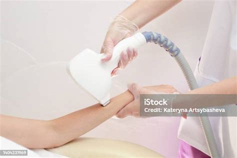 다이오드 레이저 머리 제거 Beautician는 아름다운 여성 팔에 머리카락을 제거 부드러운 피부를위한 머리 제거 레이저 절차 제모 장치 치료와 손 Electrolysis에